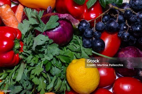 야채의 배경은 다른 신선한 농장 야채 모듬 생 유기농 채소와 조성 레몬 토마토 후추 콜리플라워 사과 포도 0명에 대한 스톡 사진 및 기타 이미지 Istock