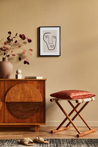 디자인 나무 Commode 의자 꽃병에 말린 꽃 독특한 장식 카펫 모의 포스터 프레임과 우아한 개인 액세서리와 세련된 인테리어