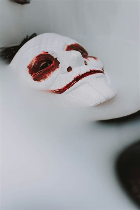 페인트로 덮인 사람의 얼굴 사진 Unsplash의 무료 회색 이미지