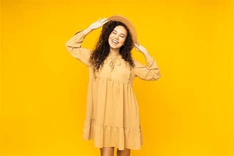 Junge Frau Im Kleid Auf Gelbem Hintergrund Kostenlose Foto