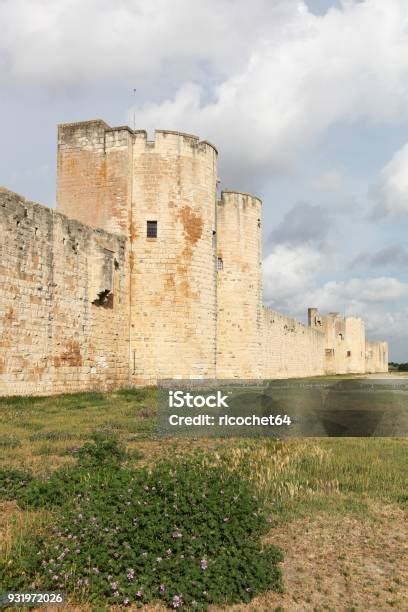 Histórico Torres Y Murallas De La Ciudad De Aiguesmortes Francia Foto