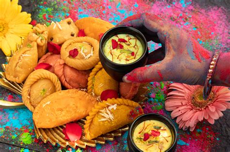 회향 씨앗 건조 과일 카 다몬 방 바담 카주 피스타 사프란 케사르 향신료 음료로 준비된 케사르 바담 탄다이는 홀리 마하시브라트리 홀라 마할라 디왈리 축제에서 즐길 수