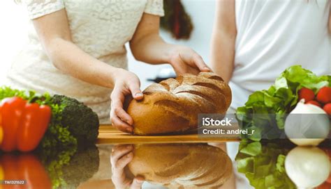 부엌에서 요리 하는 인간의 손의 클로즈업 어머니와 딸 또는 저녁 식사를 위해 빵을 절단 하는 두 여자 친구 우정 가족 및 라이프 스타일 개념 가까운에 대한 스톡 사진 및