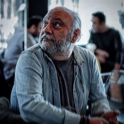 این کوچولوی بامزه کنار بابک کریمی را میشناسید ؟ پسر؟ نوه یا هیچکدام