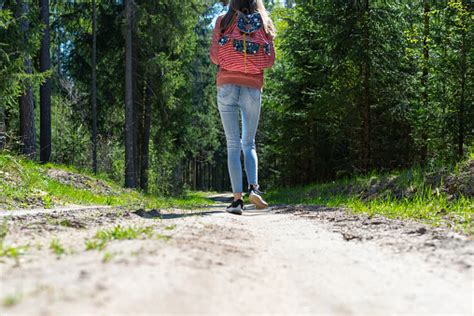 숲속의 길을 따라 배낭을 가진 한 소녀 관광객 여름 따뜻한 날 자른 이미지 등에 대한 스톡 사진 및 기타 이미지 등 소녀 하이킹 Istock