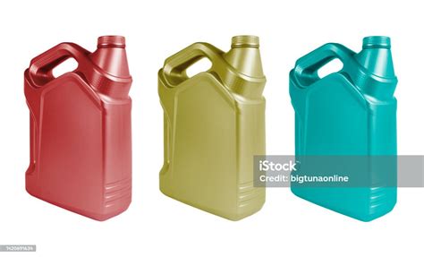 흰색 배경에 고립 된 세 개의 플라스틱 오일 용기 저장 탱크 가솔린 디젤 및 가스 용 캐니스터 기술 액체를 위한 빨강 노랑 및 파랑 플라스틱 용기 0명에 대한 스톡 사진 및