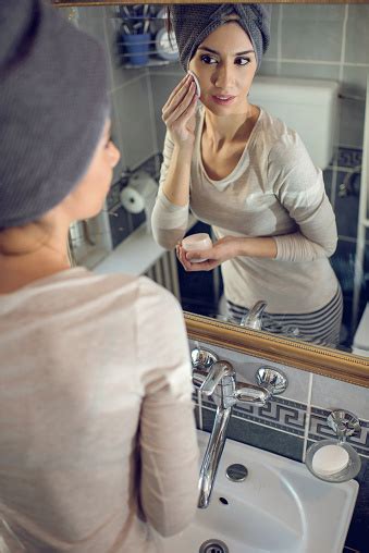 성찰이요 거울이 있는 여자 세척 얼굴 욕실이 갖춰져 있습니다 가꿔주기에 대한 스톡 사진 및 기타 이미지 가꿔주기 가정 생활 가정의 방 Istock