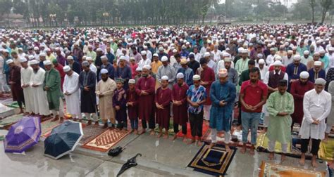 ময়মনসিংহে বৃষ্টিতে ভিজে ঈদের নামাজ পড়লেন মুসল্লিরা