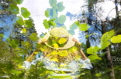 숲에서 밀짚 모자를 쓴 힙스터 소녀 여러 노출 사진 방랑자 개념 여행 아이디어 숲에서 아름다운 여자 여름 분위기 강에 대한 스톡 사진 및 기타 이미지 Istock