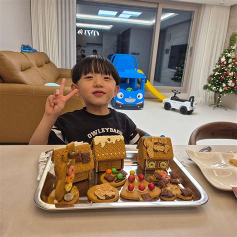 미소천사 협찬 겨울이면 항상 딸기청을 담가먹는 우리집 아직은 딸기가 없어 협찬받아 오니 너무 좋아하는 아드님♡ 하원하고 집에오면 주문하기 바쁘다ㅎㅎ 😁딸기라떼