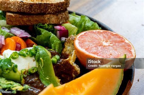 자몽과 고기로 아침 식사 나무 테이블에 점토 접시 파넬라 칠레와 빵 멕시코 건강한 생활방식에 대한 스톡 사진 및 기타 이미지 건강한 생활방식 고기 과일 Istock