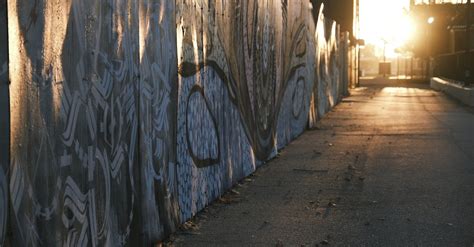 가벼운 거리 거리 사진 거리 예술 골목 공공 예술 그래피티 그림자 나타내는 낙서 벽 다채로운 도시 도시 경관 도시의 도시의 삶 독창성 디자인