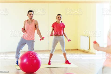 피트니스 스포츠 트레이닝 체육관 및 라이프 스타일 컨셉 두 명의 스마일린 2명에 대한 스톡 사진 및 기타 이미지 2명 강사 개성 개념 Istock