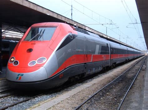 Ein ETR 500 in neuer Lackierung am 28.05.2009 in Roma Termini ...