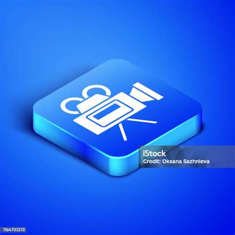 파란색 배경에 격리된 아이소메트릭 시네마 카메라 아이콘입니다 비디오 카메라 동영상 기호입니다 필름 프로젝터 파란색 사각형 버튼입니다 벡터 일러스트레이션 0명에 대한 스톡