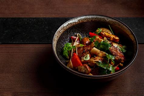 꼬치 버섯 돼지 고기 스테이크 파슬리 후추 소스 및 향신료에 오징어 고기 샐러드 어두운 테이블에 접시에 담아 건강한 생활방식에 대한 스톡 사진 및 기타 이미지 Istock