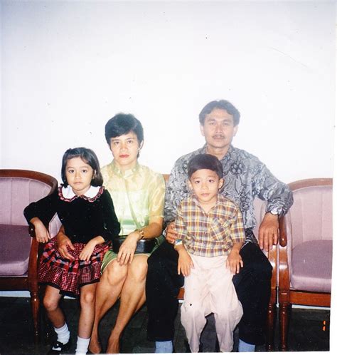 Gambar Foto Keluarga Kecil Elizabeth Ince