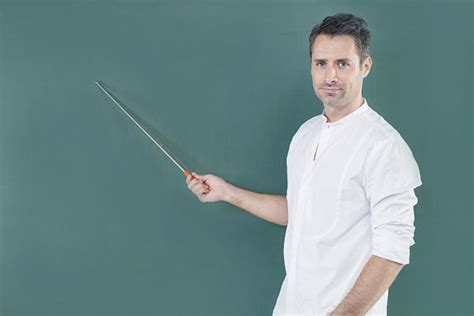 老师用的教鞭图片 拿教鞭的老师图片 伤感说说吧