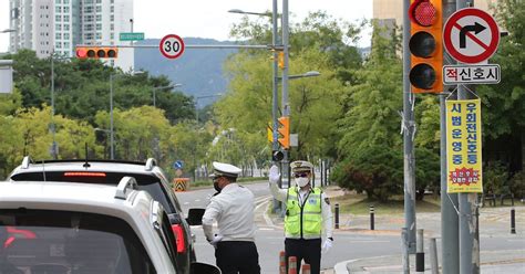 우회전 신호등 적색불에는 멈춰