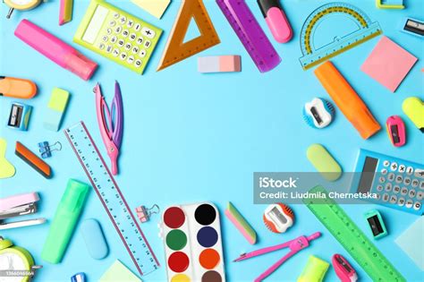 밝은 파란색 배경에 다른 학교 문구의 프레임 평면 평지와 텍스트 공간 학교로 돌아가기 0명에 대한 스톡 사진 및 기타 이미지 0명 가을 갈음질 Istock