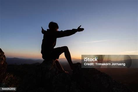 하나님 축복 하고자 하는 더 나은 삶을 위해 하나님 사람 기도 기도 기독교 남자의 실루엣 용 서를 위해 구걸 하 고 선 기독교 종교 개념 배경 믿고 18 19세에 대한 스톡