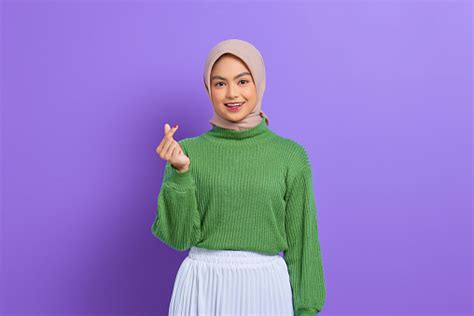 두 손가락으로 한국의 마음을 보여주는 녹색 스웨터에 아름다운 미소 아시아 여자 보라색 배경에 고립 된 기쁨과 긍정을 표현 20 24세에 대한 스톡 사진 및 기타 이미지