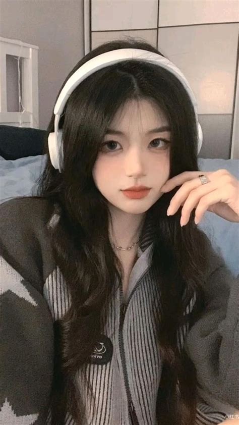 𝐟𝐨𝐥𝐥𝐨𝐰 𝐠𝐮𝐬𝐭𝐢 Cute Girls Pretty Korean Girls Medium Long Haircuts