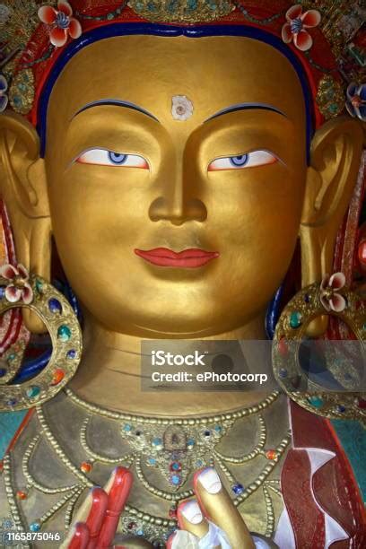 Patung Emas Matreya Dari Thiksey Gompa Ladakh Jammu Kashmir India Foto Stok Unduh Gambar