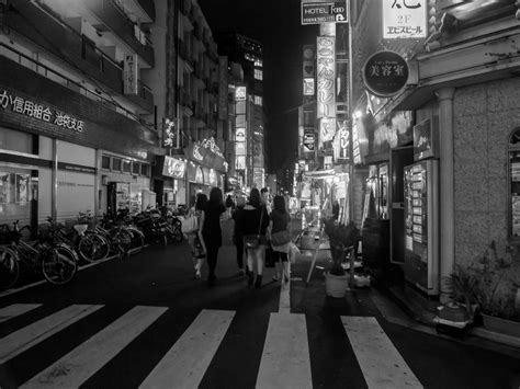 배경 화면 화이트 검은 단색화 시티 거리 밤 도로 사진술 중심지 하부 구조 보행자 이야기 골목 스냅 사진 레인 도시 지역 검정색과 흰색