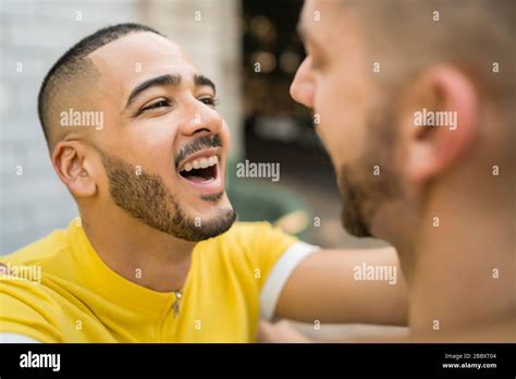 Jeune Couple Homosexuel Calin Banque De Photographies Et Dimages Haute R Solution Alamy