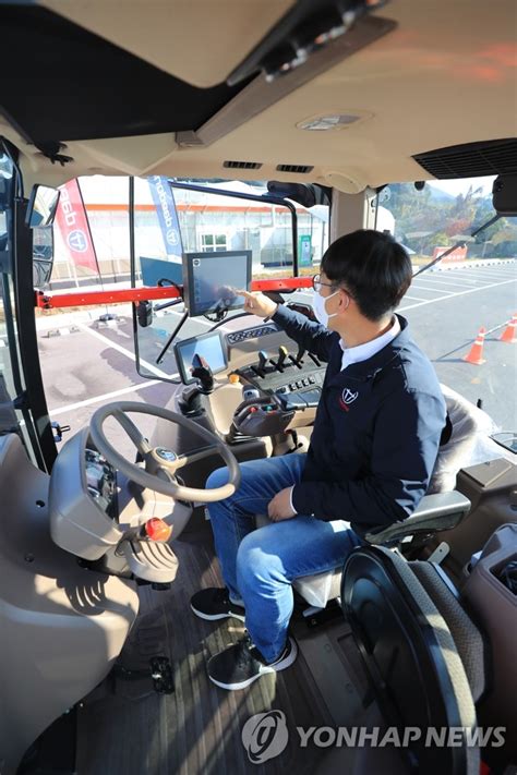 자율주행 트랙터 시연 연합뉴스