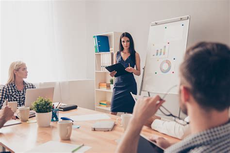 플립에서 프레 젠 테이 션은 회의에서 젊은 비즈니스 우먼 경영자에 대한 스톡 사진 및 기타 이미지 경영자 계획 교육 강좌