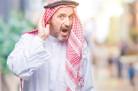 귀는 청각 소문 또는 험담을 듣고 통해 손으로 웃는 격리 된 배경 위에 서구인을 입고 수석 아랍 남자 난청 개념입니다 귀 부분에 대한 스톡 사진 및 기타 이미지 Istock