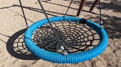 새둥지 모양의 검은색과 파란색 밧줄로 만든 공원에서 그네를 타보세요 0명에 대한 스톡 사진 및 기타 이미지 0명 거미줄 공원 Istock