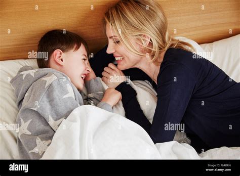 Mutter Und Sohn Im Bett Fotos Und Bildmaterial In Hoher Auflösung Alamy