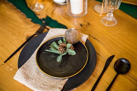 크리스마스 테이블 설정입니다 검은 식기와 전나무 나뭇 가지 장식 플랫 레이 평면도 새해 복 많이 받으세요 장식이 있는 우아한 저녁 식사 테이블 세팅 휴일 축하 테이블입니다