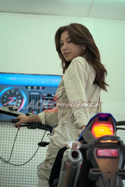 Putri Indiani Lady Bikers Yang Gandrungi Sportscar