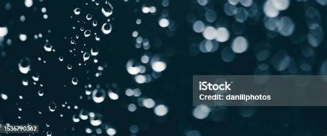 유리에 빗방울이 있는 분위기 있는 최소한의 단색 배경 비오는 물방울과 먼지 얼룩이 있는 젖은 창문이 클로즈업됩니다 빗방울이 있는 더러운 창 유리의 흐릿한 미니멀리스트 배경이