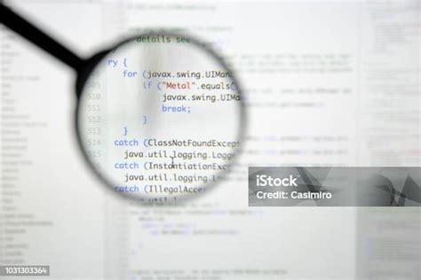 실제 자바 코드 개발 화면입니다 프로그래밍 워크플로 추상 알고리즘 개념입니다 돋보기 렌즈 아래 보이는 자바 코드의 라인입니다 Java 프로그래밍 언어에 대한 스톡 사진 및