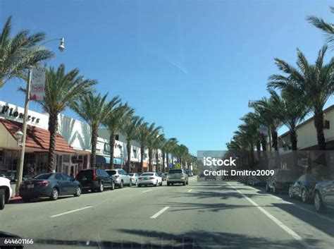 마이애미에서 마이애미 미국3 월 26 일 자동차 마이애미 마이애미 미국에서 2014 년 3 월 26 일에 플로리다의 대서양 연안에 위치한 최대 규모 리조트 거리에 대한 스톡