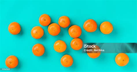 파란색 배경에 신선한 만다린의 과일 패턴 플랫 레이 상단보기 팝 아트 디자인 창조적 인 여름 개념 최소한의 스타일의 감귤류 0명에 대한 스톡 사진 및 기타 이미지 Istock