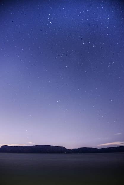 밤 하늘 을 배경 으로 한 풍경 의 풍경 프리미엄 사진