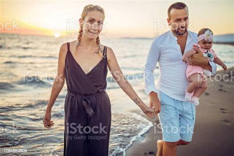 Glückliche Familie Im Urlaub Stockfoto Und Mehr Bilder Von 2 5 Monate