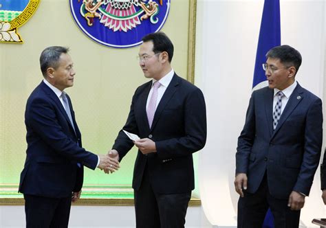 Орон нутгийн сонгуульд МАХН аас нэр дэвшигчид үнэмлэхээ гардаж авлаа