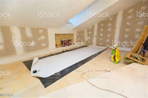 작은 방 아파트에서 건식 벽체에 발 파의 작업 과정은 건설 개조 개조 확장 복원 및 재건 하에 있습니다 페이퍼 걸이는 바닥에 테이프 측정으로 측정 하 고 컷 합니다 주택