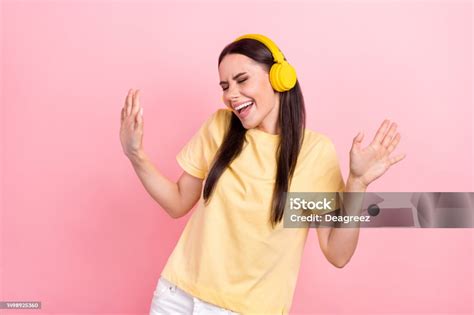 노란색 티셔츠 헤드폰을 입은 흥분한 사랑스러운 여자의 사진은 고립된 분홍색 배경 춤을 추고 있다 30 34세에 대한 스톡 사진 및 기타 이미지 Istock