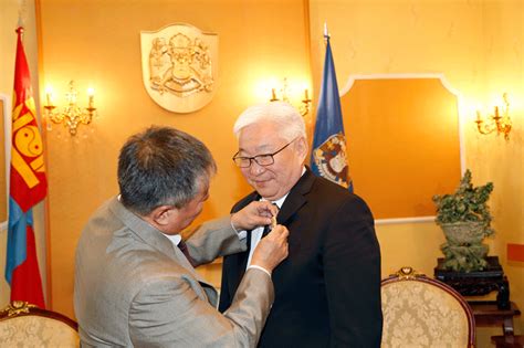 Хотын даргад Эрдмийн Алтан Од одон гардууллаа