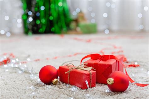 아름다운 빨간 크리스마스 선물 상자 빨간 장식 크리스마스 공과 방에 전나무 나무 근처 바닥에 조명 크리스마스 선물 개념 복사 공간이있는 선물 상자가있는 크리스마스 배경 0