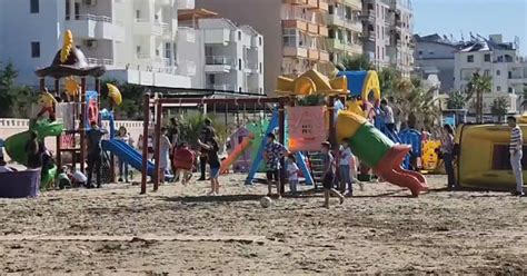 Fund Tetori Plazhi Vazhdon Temperaturat E Larta Dhe Rrezet E Diellit Joshin Pushuesit Në