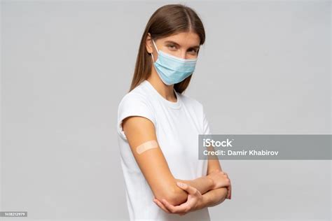의료용 마스크에 교차 된 손과 어깨에 붕대를 착용 한 예방 접종을받은 여성의 프로필보기 젊은 여자에 대한 스톡 사진 및 기타 이미지 젊은 여자 25 29세 감기와